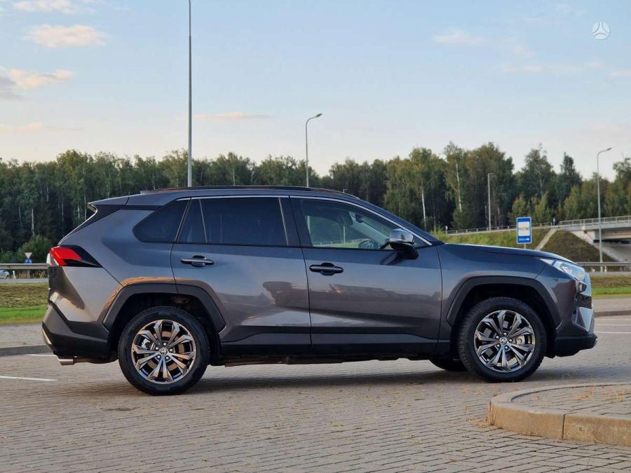 Pelēks Toyota RAV4 2025 Kauņa, ar dzinēja tilpumu 2.49 L un nobraukumu 23 tūkst. km par 35000 €, foto 22 vietnē AUTOMOTO.COM.LV