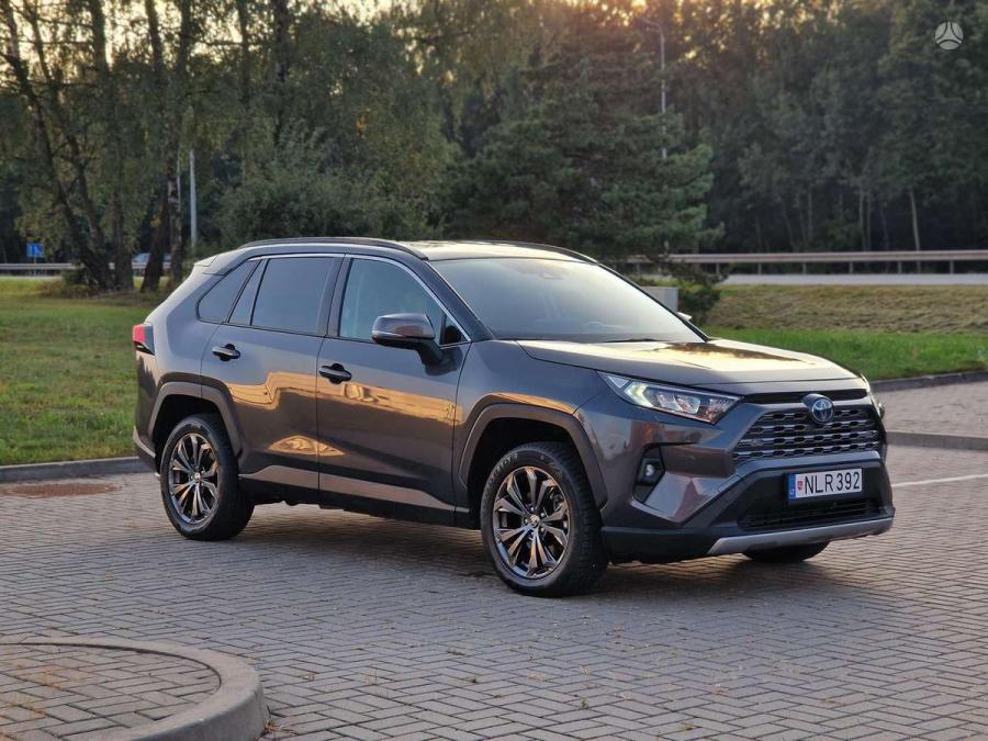 Pelēks Toyota RAV4 2025 Kauņa, ar dzinēja tilpumu 2.49 L un nobraukumu 23 tūkst. km par 35000 €, foto 23 vietnē AUTOMOTO.COM.LV
