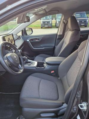 Pelēks Toyota RAV4 2025 Kauņa, ar dzinēja tilpumu 2.49 L un nobraukumu 23 tūkst. km par 35000 €, foto 26 vietnē AUTOMOTO.COM.LV
