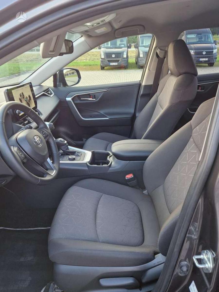 Pelēks Toyota RAV4 2025 Kauņa, ar dzinēja tilpumu 2.49 L un nobraukumu 23 tūkst. km par 35000 €, foto 26 vietnē AUTOMOTO.COM.LV