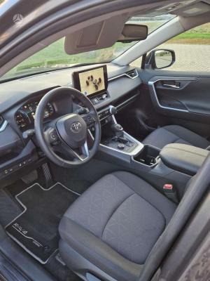 Pelēks Toyota RAV4 2025 Kauņa, ar dzinēja tilpumu 2.49 L un nobraukumu 23 tūkst. km par 35000 €, foto 27 vietnē AUTOMOTO.COM.LV