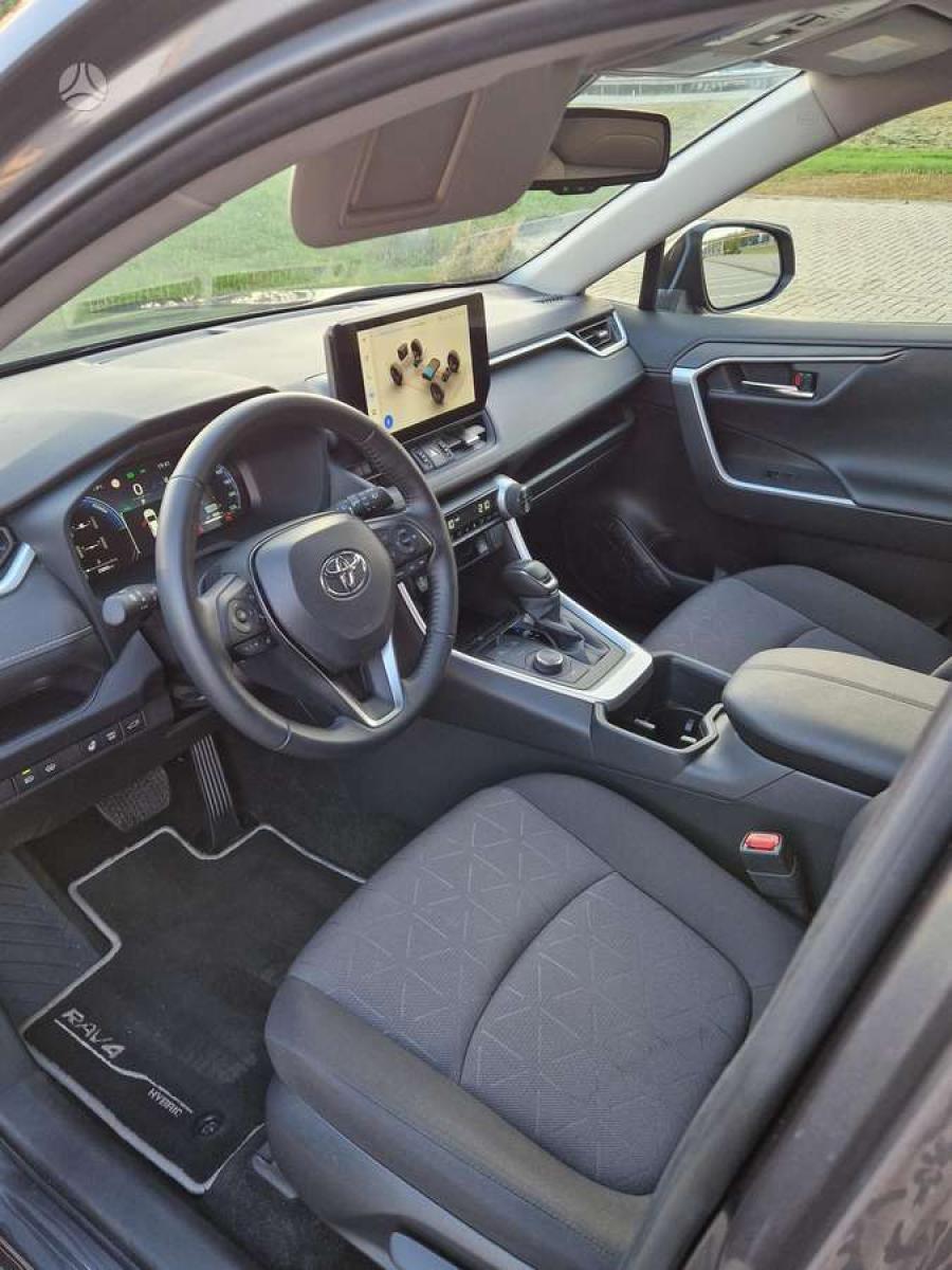 Pelēks Toyota RAV4 2025 Kauņa, ar dzinēja tilpumu 2.49 L un nobraukumu 23 tūkst. km par 35000 €, foto 27 vietnē AUTOMOTO.COM.LV