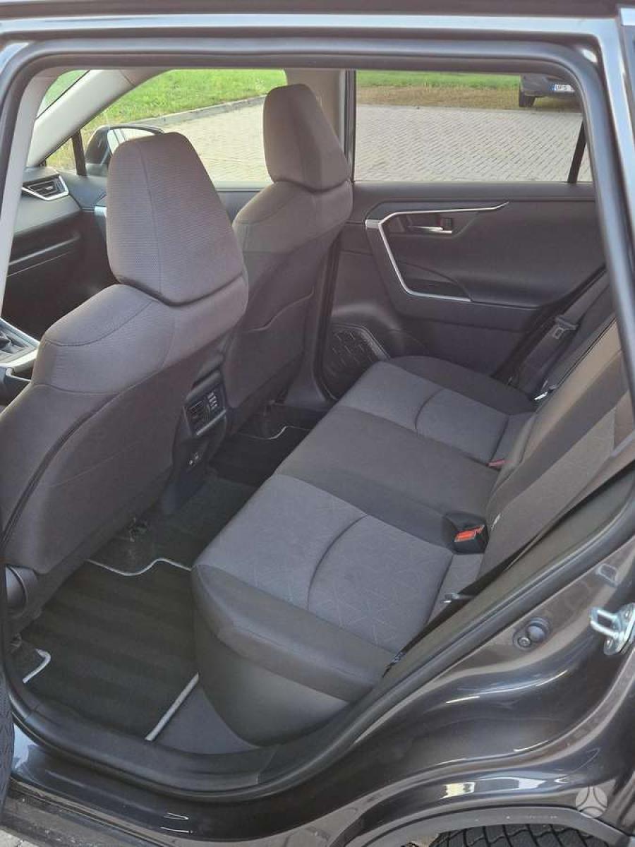 Pelēks Toyota RAV4 2025 Kauņa, ar dzinēja tilpumu 2.49 L un nobraukumu 23 tūkst. km par 35000 €, foto 29 vietnē AUTOMOTO.COM.LV