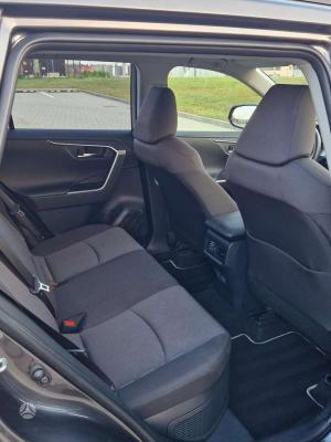 Pelēks Toyota RAV4 2025 Kauņa, ar dzinēja tilpumu 2.49 L un nobraukumu 23 tūkst. km par 35000 €, foto 31 vietnē AUTOMOTO.COM.LV