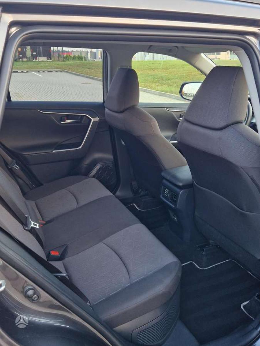 Pelēks Toyota RAV4 2025 Kauņa, ar dzinēja tilpumu 2.49 L un nobraukumu 23 tūkst. km par 35000 €, foto 31 vietnē AUTOMOTO.COM.LV