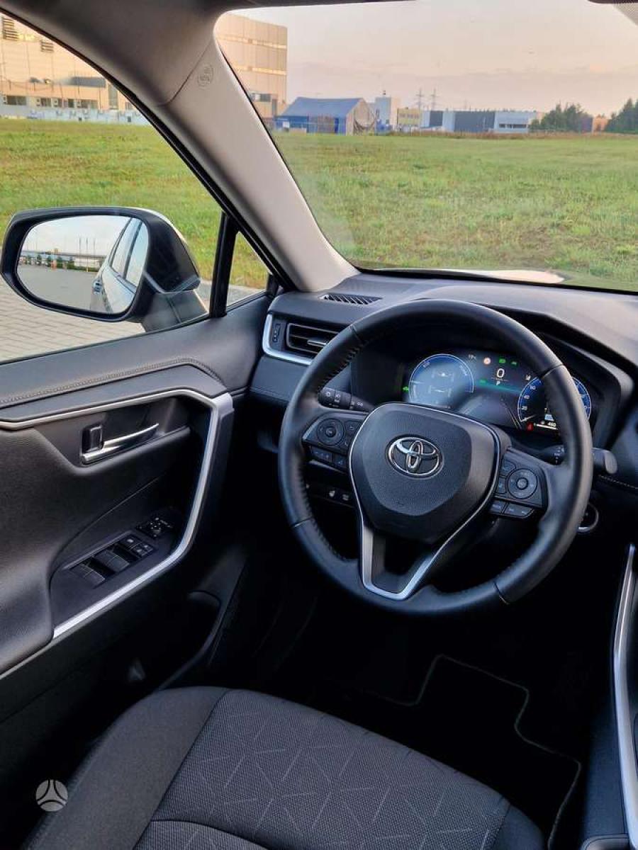 Pelēks Toyota RAV4 2025 Kauņa, ar dzinēja tilpumu 2.49 L un nobraukumu 23 tūkst. km par 35000 €, foto 37 vietnē AUTOMOTO.COM.LV