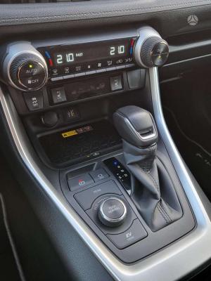 Pelēks Toyota RAV4 2025 Kauņa, ar dzinēja tilpumu 2.49 L un nobraukumu 23 tūkst. km par 35000 €, foto 39 vietnē AUTOMOTO.COM.LV