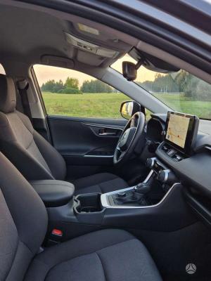 Pelēks Toyota RAV4 2025 Kauņa, ar dzinēja tilpumu 2.49 L un nobraukumu 23 tūkst. km par 35000 €, foto 40 vietnē AUTOMOTO.COM.LV