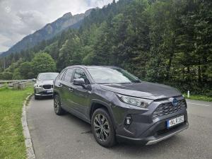 Pelēks Toyota RAV4 2025 Kauņa, ar dzinēja tilpumu 2.49 L un nobraukumu 23 tūkst. km par 35000 €, foto 51 vietnē AUTOMOTO.COM.LV