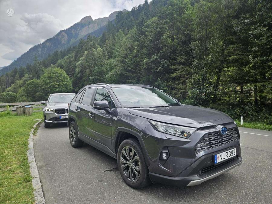 Pelēks Toyota RAV4 2025 Kauņa, ar dzinēja tilpumu 2.49 L un nobraukumu 23 tūkst. km par 35000 €, foto 51 vietnē AUTOMOTO.COM.LV