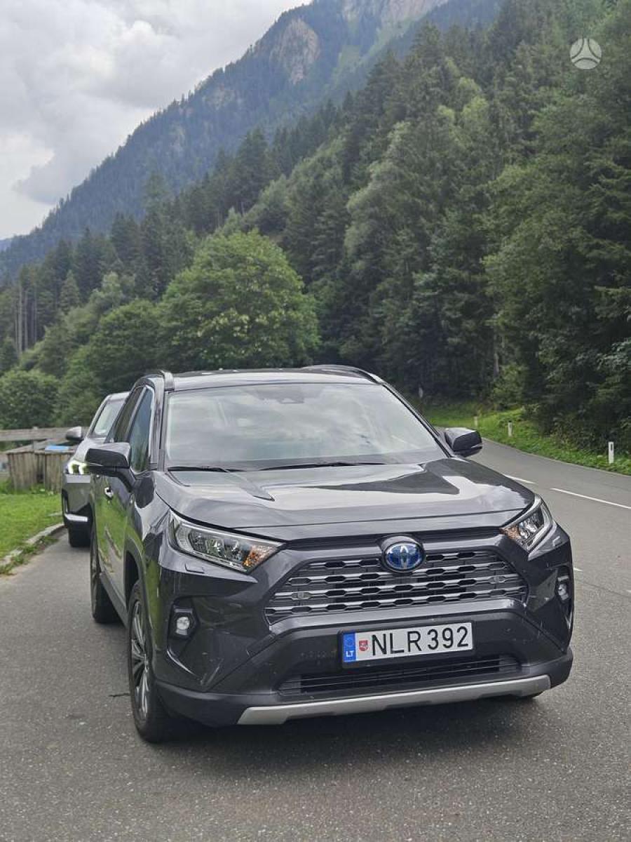 Pelēks Toyota RAV4 2025 Kauņa, ar dzinēja tilpumu 2.49 L un nobraukumu 23 tūkst. km par 35000 €, foto 53 vietnē AUTOMOTO.COM.LV