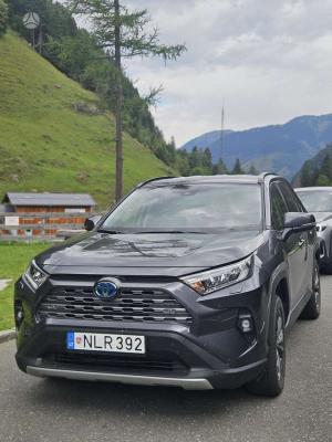 Pelēks Toyota RAV4 2025 Kauņa, ar dzinēja tilpumu 2.49 L un nobraukumu 23 tūkst. km par 35000 €, foto 54 vietnē AUTOMOTO.COM.LV