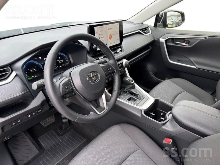 Pelēks Toyota RAV4 2025 Rīga, ar dzinēja tilpumu 2.50 L un nobraukumu 27 tūkst. km par 36990 €, foto 12 vietnē AUTOMOTO.COM.LV