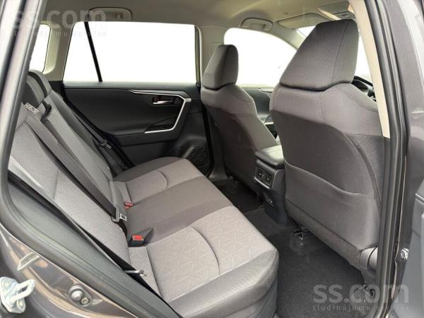 Toyota RAV4 2025 Rīga vietnē Pelēks Toyota RAV4 2025 Rīga, ar dzinēja tilpumu 2.50 L un nobraukumu 35 tūkst. km par 36990 €, foto 8 vietnē AUTOMOTO.COM.LV