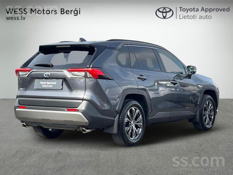 Grey Toyota RAV4 2025 in Riga, with an engine capacity of 2.50 L and mileage of 14 thousand km for 38490 €, photo 3 on AUTOMOTO.COM.LV