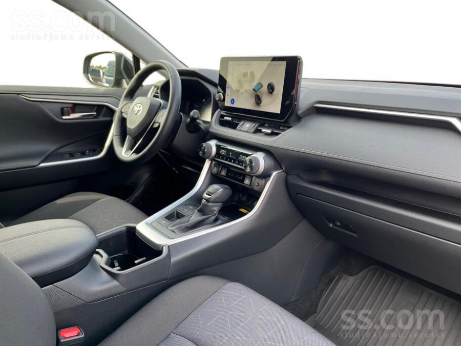 Grey Toyota RAV4 2025 in Riga, with an engine capacity of 2.50 L and mileage of 14 thousand km for 38490 €, photo 7 on AUTOMOTO.COM.LV