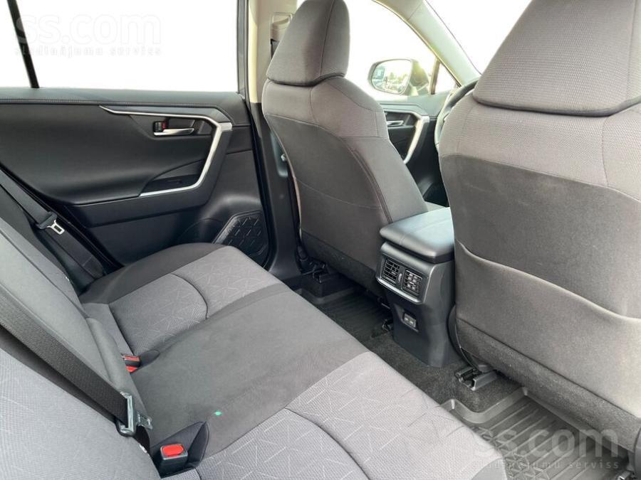 Grey Toyota RAV4 2025 in Riga, with an engine capacity of 2.50 L and mileage of 14 thousand km for 38490 €, photo 8 on AUTOMOTO.COM.LV