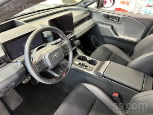 Pelēks Toyota RAV4 2026 Jēkabpils, ar dzinēja tilpumu 2.50 L un nobraukumu 13 tūkst. km par 51900 €, foto 10 vietnē AUTOMOTO.COM.LV