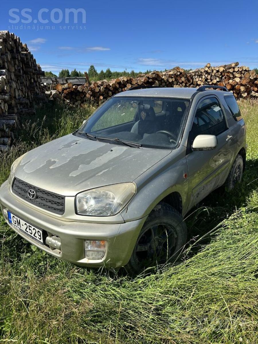 Grey Toyota RAV4 2000 in Riga, with an engine capacity of 1.80 L and mileage of 275 thousand km for 980 €, photo 1 on AUTOMOTO.COM.LV