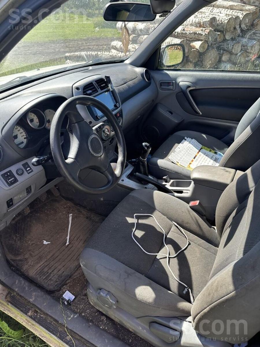Grey Toyota RAV4 2000 in Riga, with an engine capacity of 1.80 L and mileage of 275 thousand km for 980 €, photo 7 on AUTOMOTO.COM.LV