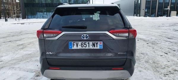 Grey Toyota RAV4 2021 in Vilnius, with an engine capacity of 2.49 L and mileage of 227 thousand km for 19900 €, photo 5 on AUTOMOTO.COM.LV