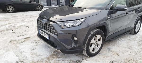 Grey Toyota RAV4 2021 in Vilnius, with an engine capacity of 2.49 L and mileage of 227 thousand km for 19900 €, photo 8 on AUTOMOTO.COM.LV