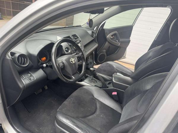 Grey Toyota RAV4 2010 in Kaunas, with an engine capacity of 2.23 L and mileage of 301 thousand km for 4850 €, photo 2 on AUTOMOTO.COM.LV