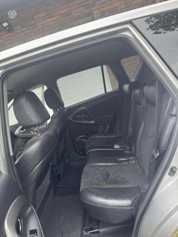 Grey Toyota RAV4 2010 in Kaunas, with an engine capacity of 2.23 L and mileage of 301 thousand km for 4850 €, photo 3 on AUTOMOTO.COM.LV