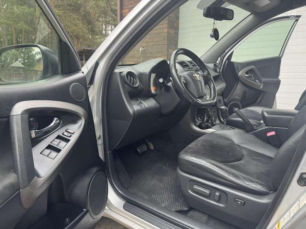 Grey Toyota RAV4 2010 in Kaunas, with an engine capacity of 2.23 L and mileage of 301 thousand km for 4850 €, photo 4 on AUTOMOTO.COM.LV