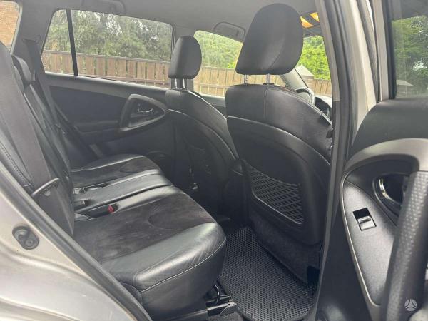 Grey Toyota RAV4 2010 in Kaunas, with an engine capacity of 2.23 L and mileage of 301 thousand km for 4850 €, photo 5 on AUTOMOTO.COM.LV