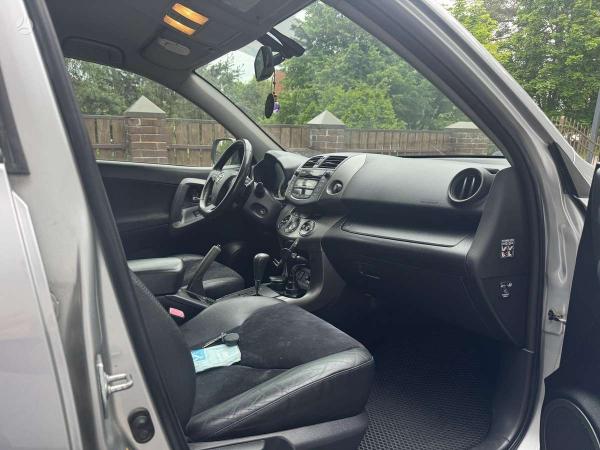 Grey Toyota RAV4 2010 in Kaunas, with an engine capacity of 2.23 L and mileage of 301 thousand km for 4850 €, photo 6 on AUTOMOTO.COM.LV