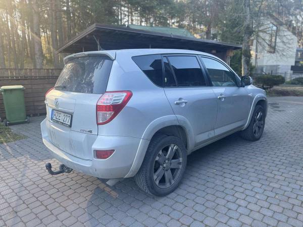Grey Toyota RAV4 2010 in Kaunas, with an engine capacity of 2.23 L and mileage of 301 thousand km for 4850 €, photo 9 on AUTOMOTO.COM.LV