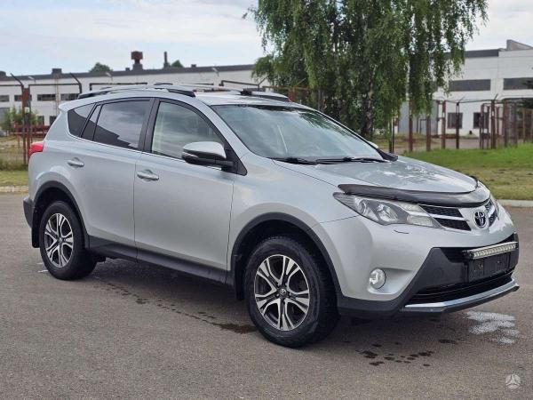 Grey Toyota RAV4 2013 in Rokiskis, with an engine capacity of 2.23 L and mileage of 295 thousand km for 9000 €, photo 5 on AUTOMOTO.COM.LV
