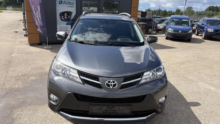 Grey Toyota RAV4 2015 in Marijampole, with an engine capacity of 2.20 L and mileage of 188 thousand km for 14650 €, photo 3 on AUTOMOTO.COM.LV