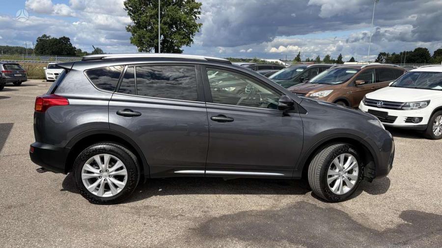 Grey Toyota RAV4 2015 in Marijampole, with an engine capacity of 2.20 L and mileage of 188 thousand km for 14650 €, photo 4 on AUTOMOTO.COM.LV