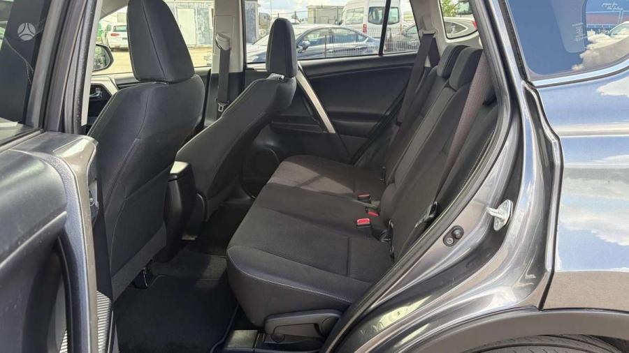 Grey Toyota RAV4 2015 in Marijampole, with an engine capacity of 2.20 L and mileage of 188 thousand km for 14650 €, photo 24 on AUTOMOTO.COM.LV