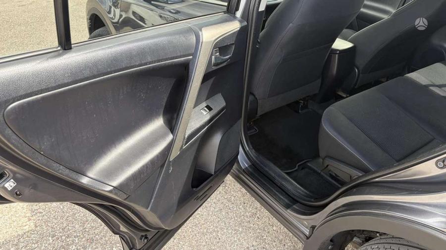 Grey Toyota RAV4 2015 in Marijampole, with an engine capacity of 2.20 L and mileage of 188 thousand km for 14650 €, photo 25 on AUTOMOTO.COM.LV