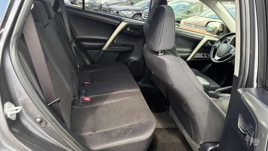 Grey Toyota RAV4 2015 in Marijampole, with an engine capacity of 2.20 L and mileage of 188 thousand km for 14650 €, photo 27 on AUTOMOTO.COM.LV