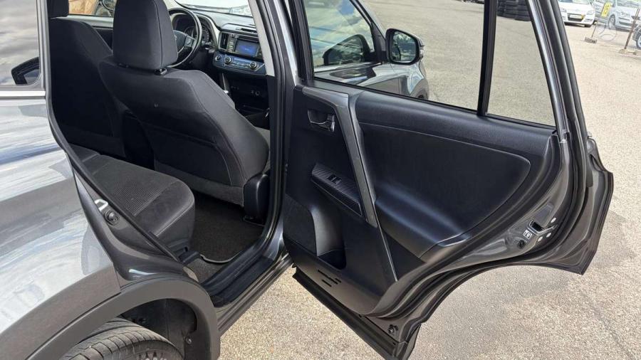 Grey Toyota RAV4 2015 in Marijampole, with an engine capacity of 2.20 L and mileage of 188 thousand km for 14650 €, photo 28 on AUTOMOTO.COM.LV