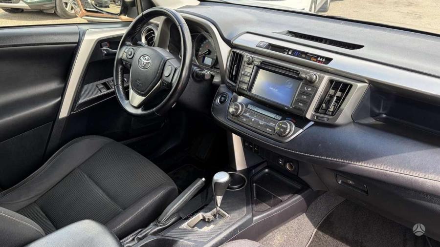 Grey Toyota RAV4 2015 in Marijampole, with an engine capacity of 2.20 L and mileage of 188 thousand km for 14650 €, photo 31 on AUTOMOTO.COM.LV