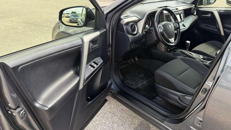 Grey Toyota RAV4 2015 in Marijampole, with an engine capacity of 2.20 L and mileage of 188 thousand km for 14650 €, photo 33 on AUTOMOTO.COM.LV
