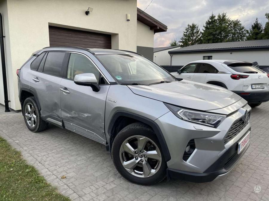 Grey Toyota RAV4 2019 in Klaipeda, with an engine capacity of 2.50 L and mileage of 65 thousand km for 24500 €, photo 6 on AUTOMOTO.COM.LV