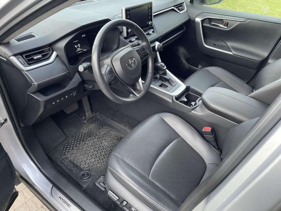 Grey Toyota RAV4 2019 in Klaipeda, with an engine capacity of 2.50 L and mileage of 65 thousand km for 24500 €, photo 11 on AUTOMOTO.COM.LV