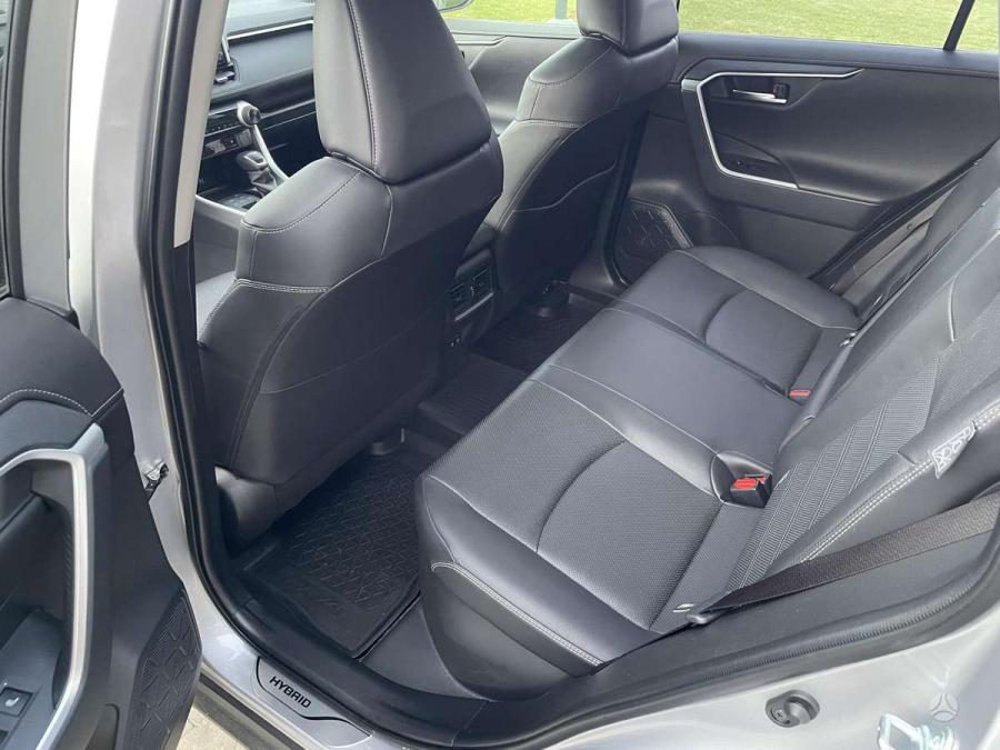 Grey Toyota RAV4 2019 in Klaipeda, with an engine capacity of 2.50 L and mileage of 65 thousand km for 24500 €, photo 12 on AUTOMOTO.COM.LV