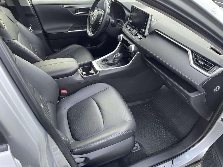 Grey Toyota RAV4 2019 in Klaipeda, with an engine capacity of 2.50 L and mileage of 65 thousand km for 24500 €, photo 13 on AUTOMOTO.COM.LV