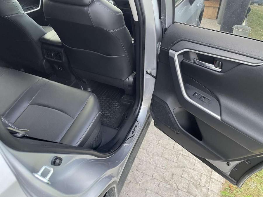 Grey Toyota RAV4 2019 in Klaipeda, with an engine capacity of 2.50 L and mileage of 65 thousand km for 24500 €, photo 15 on AUTOMOTO.COM.LV