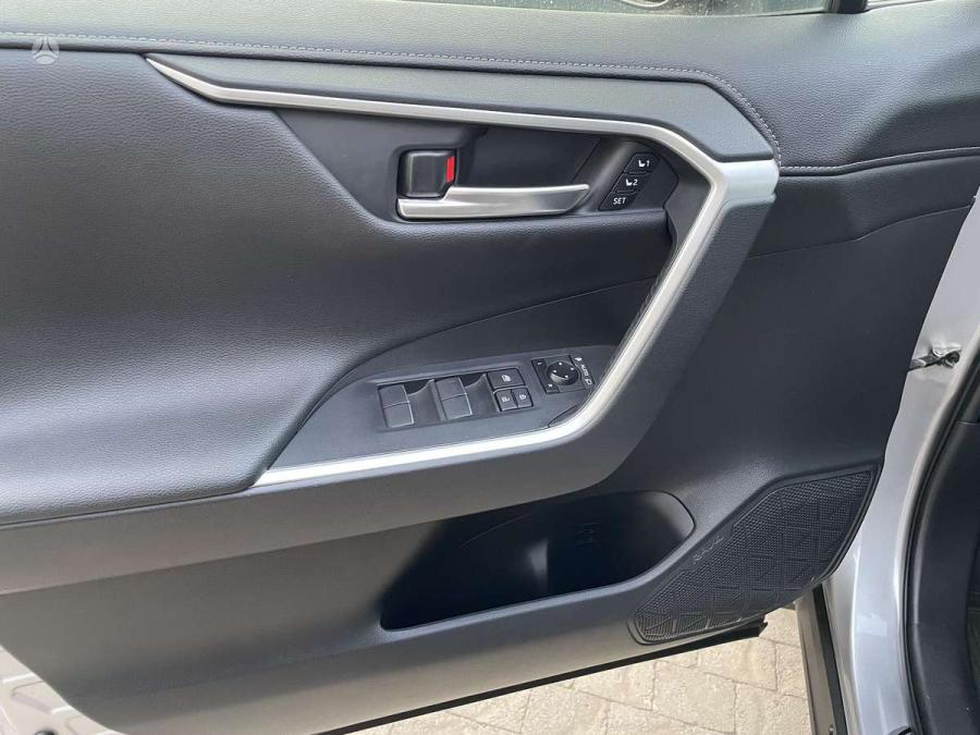 Grey Toyota RAV4 2019 in Klaipeda, with an engine capacity of 2.50 L and mileage of 65 thousand km for 24500 €, photo 16 on AUTOMOTO.COM.LV