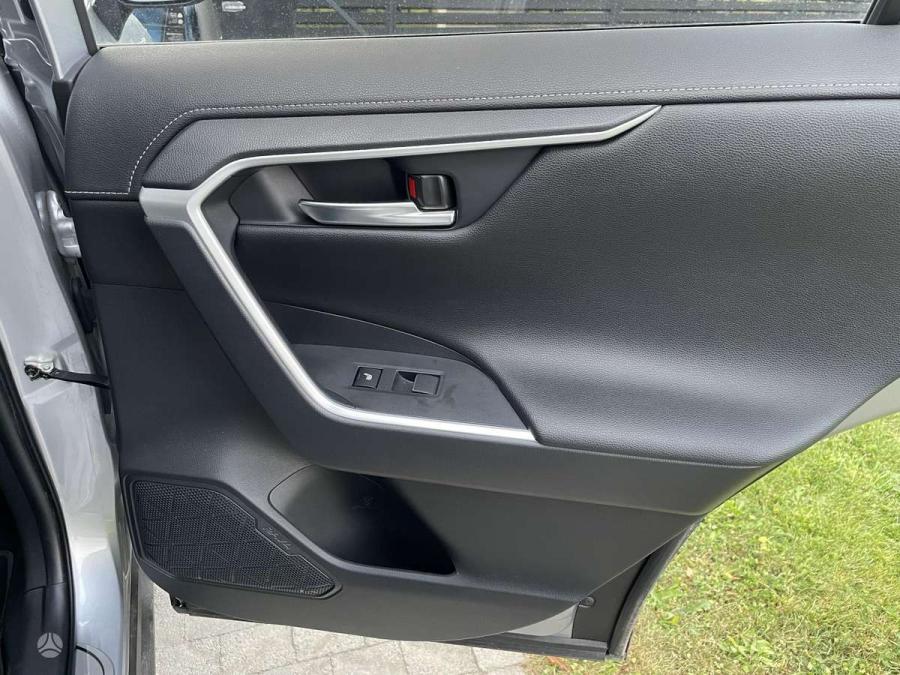 Grey Toyota RAV4 2019 in Klaipeda, with an engine capacity of 2.50 L and mileage of 65 thousand km for 24500 €, photo 17 on AUTOMOTO.COM.LV