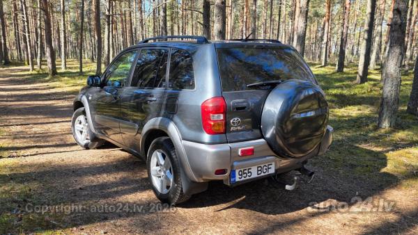 Pelēks Toyota RAV4 2004 Tallina, ar dzinēja tilpumu 2.00 L un nobraukumu 293 tūkst. km par 4700 €, foto 2 vietnē AUTOMOTO.COM.LV