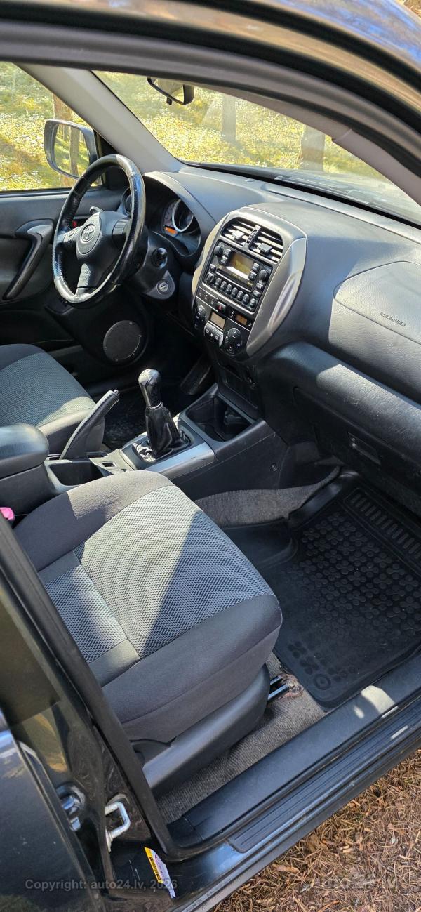 Pelēks Toyota RAV4 2004 Tallina, ar dzinēja tilpumu 2.00 L un nobraukumu 293 tūkst. km par 4700 €, foto 8 vietnē AUTOMOTO.COM.LV